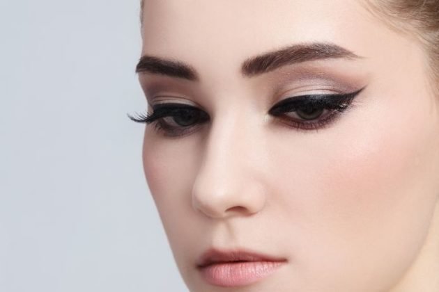 How to Do Bat Wing Eyeliner for Hooded Eyes? - The Product Guide